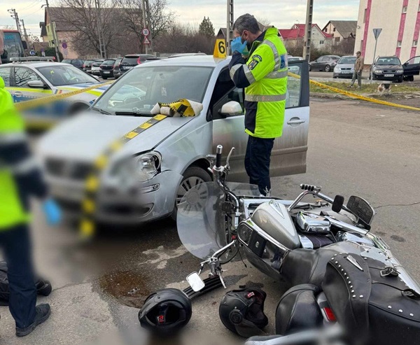 O șoferiță în vârstă de 20 de ani a accidentat grav un motociclist, la ...