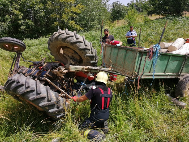 Accident cumplit: tractor răsturnat peste un bărbat (foto). Update ...
