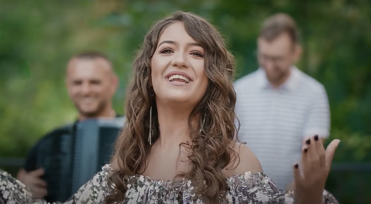 Două zile de petrecere într-o localitate timișeană. Carmen Chindriș şi ...