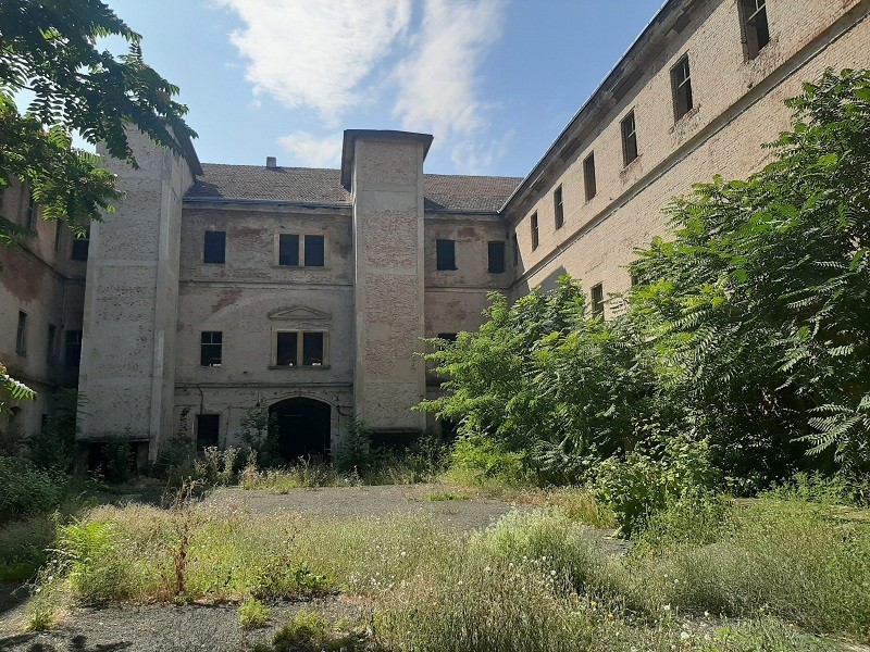 Cazarma U, „oaia neagră” a Pieței Unirii