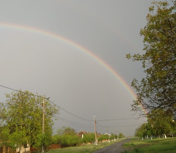 Curcubeu superb, surprins în această după-amiază în apropierea Timișoarei