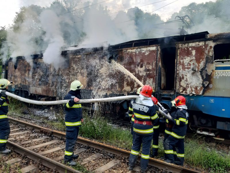 Un tren a luat foc în vestul țării. Misiune dificilă pentru pompieri. Video