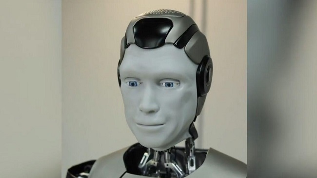 Moment jenant: primul robot umanoid creat în Rusia a căzut pe scenă la ...